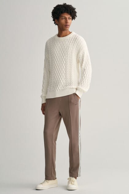 Brown Pants Outfits: 18 Examples & The Colours That Go Best