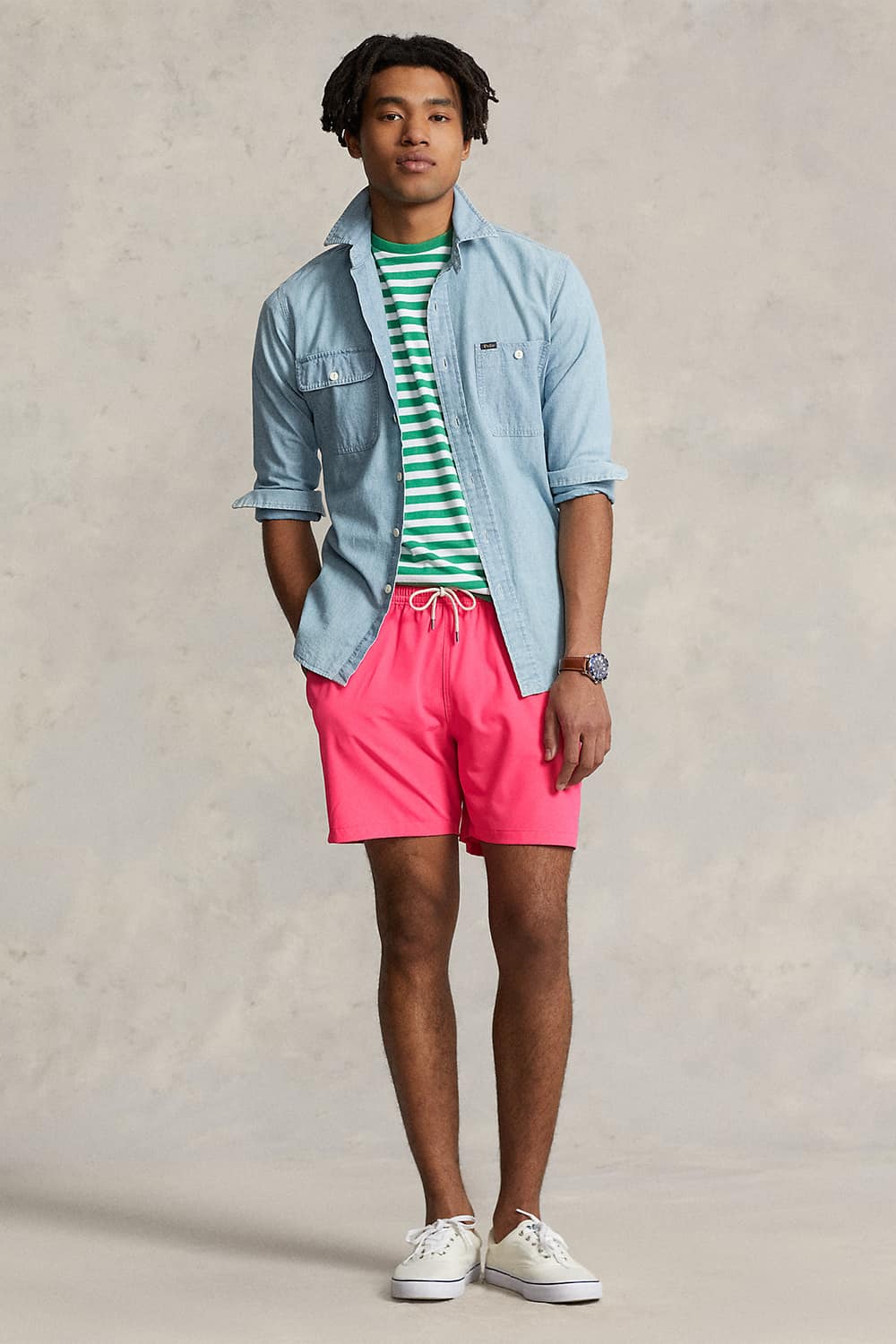 Pink Shorts Outfits: 21 Examples & Shirt Colours That Go Best