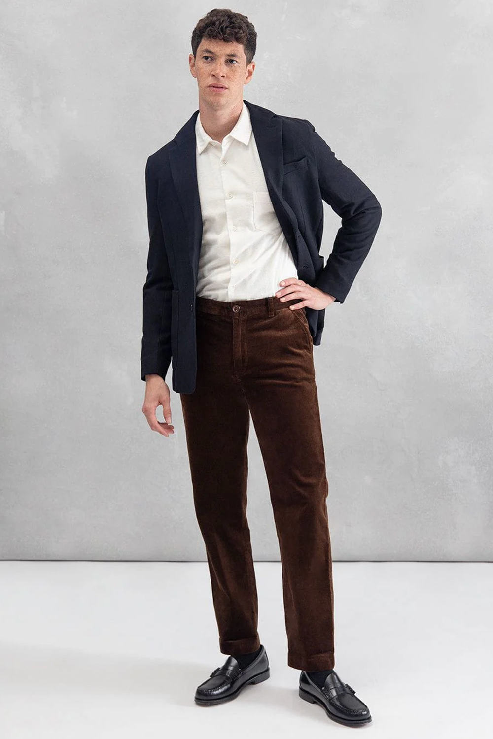 What Colour Pants To Wear With A Navy Blazer (24 Outfits)
